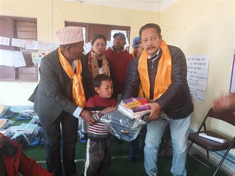 सिन्धुपाल्चोकका विद्यालयका विद्यार्थीलाई न्यानो कपडा र शैक्षिक सामग्री