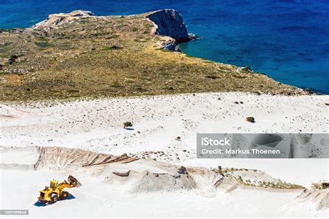 마일로스 그리스에 광산 플레엘리트 벤톤나이트 다양한 광물 및 황과 같은 광물 자원의 채굴 벤토나이트에 대한 스톡 사진 및 기타 이미지 Istock