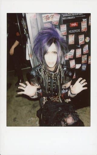 駿河屋 Royz 杙凪 膝上・座り・衣装黒・両手パー・体正面 生チェキ（男性生写真）
