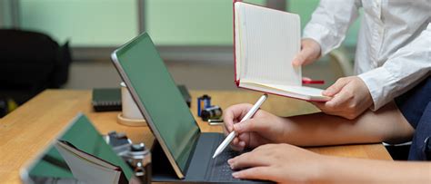 모의 태블릿과 빈 노트북으로 프로젝트에 대한 두 명의 여성 직원 브리핑 2명에 대한 스톡 사진 및 기타 이미지 2명 기업가 노트북 Istock