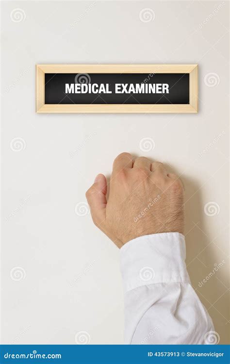 Frappement Patient Masculin Sur La Porte De Médecin Examinateur Image