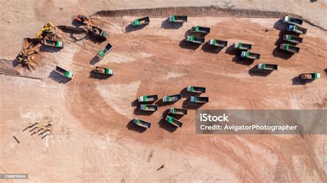 공중 전망 도로 모터 그레이더 평탄화 흙 노면 모터 그레이더 도로 건설 그레이더 산업 기계 건설 현장 새로운 도로 건설 현장에서 작업하는 공중 전망 그룹 굴삭기 건설 산업에