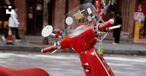 길가에 주차 된 빨간 스쿠터 사진 Unsplash의 무료 사람의 이미지