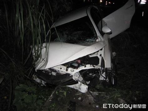 萬芳交流道事故！19歲女撞翻外側車「90度掉邊坡」 4人送醫 Ettoday社會新聞 Ettoday新聞雲