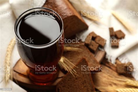 나무 테이블에 맛있는 Kvass 스파이크와 빵의 유리 텍스트 공간 0명에 대한 스톡 사진 및 기타 이미지 0명 Ale
