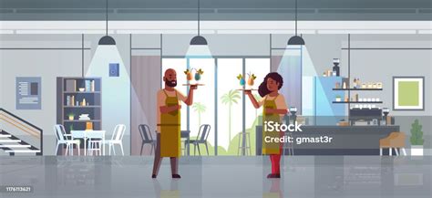 칵테일 아프리카 계 미국인 남자 여자 레스토랑 노동자와 함께 서빙 트레이를 들고 웨이터 다른 알코올 음료 현대 카페 인테리어 플랫 전체 길이 수평 을 들고 앞치마에 가공의