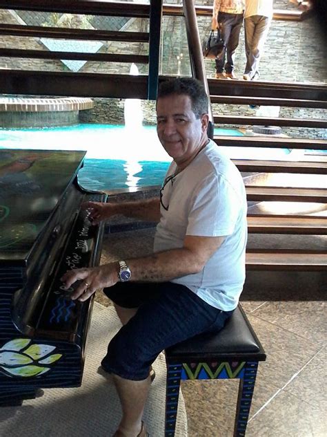 A Hora É De DanÇar A Mesma MÚsica Por Sérgio Bezerra O Pipoco