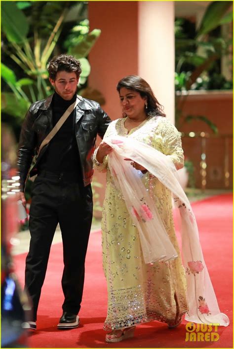 Photo Nick Jonas Priyanka Chopra Celebrate Diwali With Her Mom 02