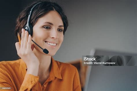 클라이언트와 이야기하는 무선 헤드셋에서 즐거운 여성 스페인어 말하기 콜 센터 직원 여자에 대한 스톡 사진 및 기타 이미지 여자 재택근무 콜 센터 Istock