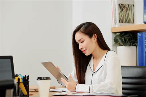 직장에서 태블릿 Pc를 사용 하 여 사업가 기업 비즈니스에 대한 스톡 사진 및 기타 이미지 기업 비즈니스 기업가 디지털 태블릿 사용하기 Istock