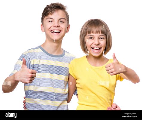 Bruder Und Schwester Umarmen Sich Fotos Und Bildmaterial In Hoher
