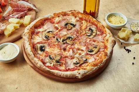 Close Up Op Smakelijk Pizza Met Uien Champignons En Ham Op Houten