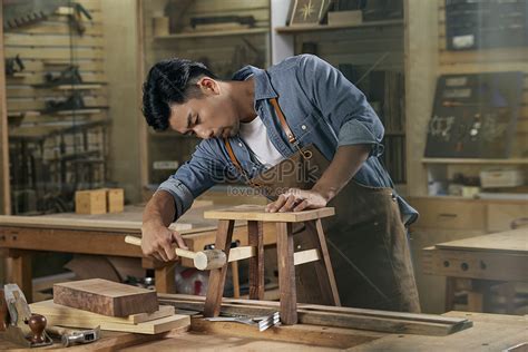 남성 목수 조심스럽게 작업 이미지 사진 무료 다운로드 Lovepik