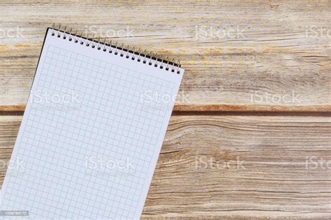 木の背景に空白のスパイラルノートブック からっぽのストックフォトや画像を多数ご用意 からっぽ オフィス カットアウト Istock