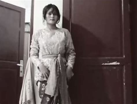 Viral Wanita Cantik Rekam Video Pakai Kebaya Terdengar Suara Gaib