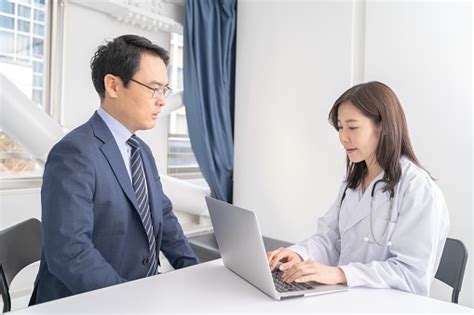 개인용 컴퓨터에서 검사된 여성 의사와 남성 환자의 의료 이미지 2명에 대한 스톡 사진 및 기타 이미지 2명 30 39세