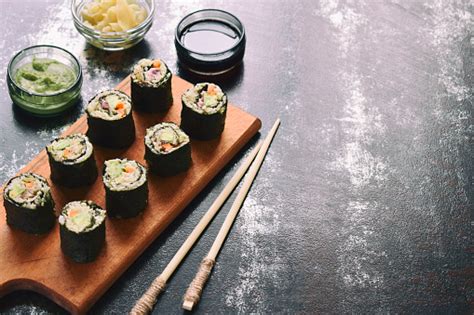 콜리플라워 아보카도와 참치 초밥입니다 전통적인 아시아 음식입니다 다이어트 건강 식품 개념입니다 무료 시리얼입니다 글루텐