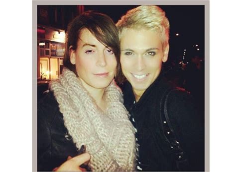 Chloe Lapper Model Transgénero Fucsia