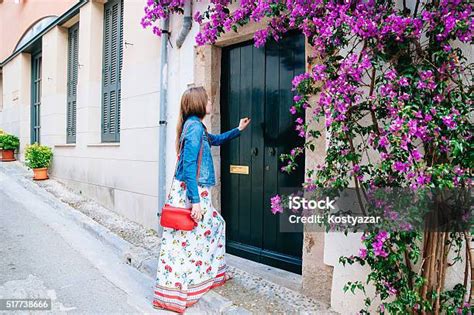 Gadis Mengetuk Pintu Foto Stok Unduh Gambar Sekarang Pintu