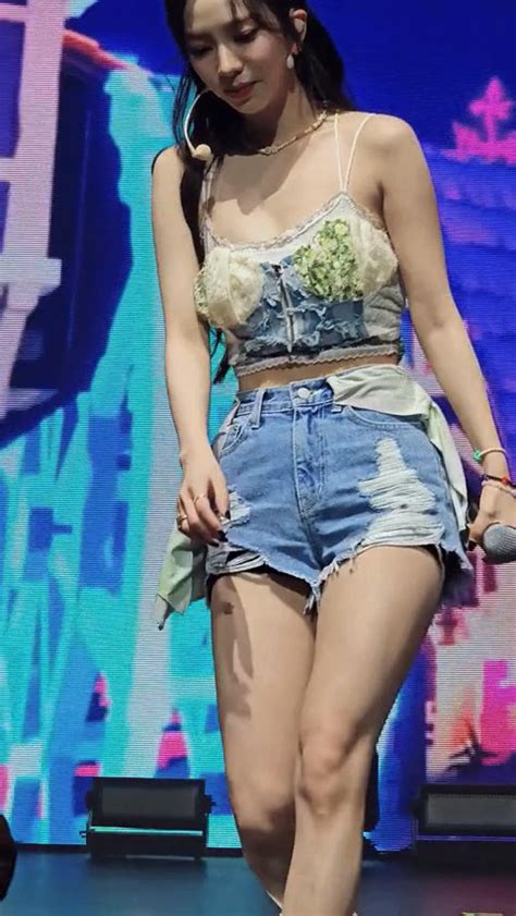 에스파 카리나 숙인 레이스 꽃나시 가슴골 촬스의 이슈와 유머