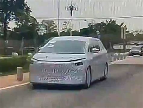 疑似小鹏首款mpv路试谍照曝光，车身轮廓很饱满搜狐汽车搜狐网