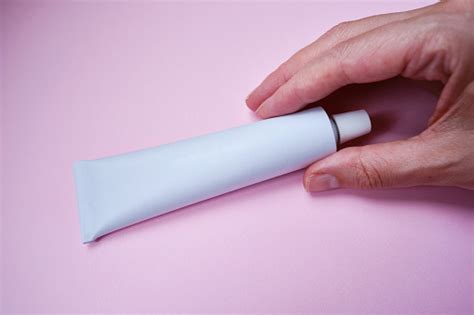 약물 또는 화장품 브랜딩을 위한 세련된 금속 튜브 크림 젤 스킨 케어 치약 소녀의 손에 화장품 병을 담는 용기 미니멀리즘 약에 대한 스톡 사진 및 기타 이미지 Istock