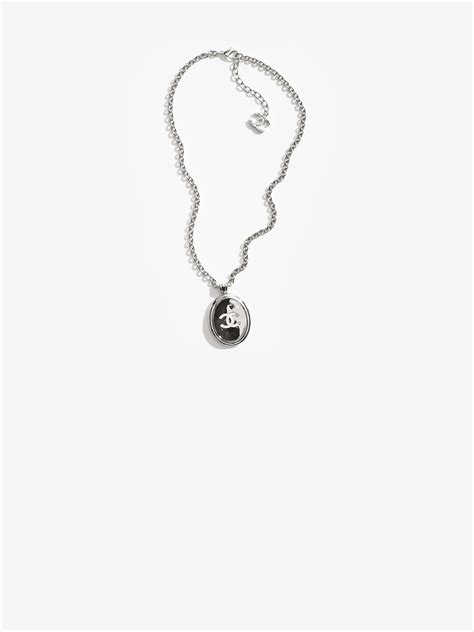 Collar Largo Con Colgante Metal Y Resina Plateado Transparente Y Blanco Moda CHANEL