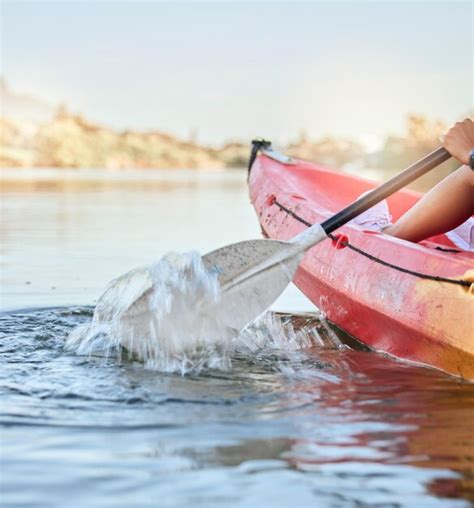 Tranquilo Deporte Acuático En El Lago Y Mujer En Aventura En Kayak Para Un Viaje De Verano En