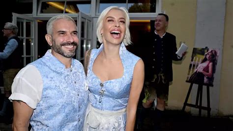 Oktoberfest Verena Kerth Verteilt Sex Pillen Auf Wiesn Deutschland
