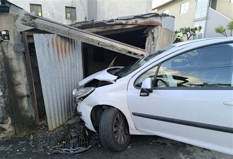 Mulher Ferida Numa Colisão Entre Dois Carros Em Oliveira De Azeméis