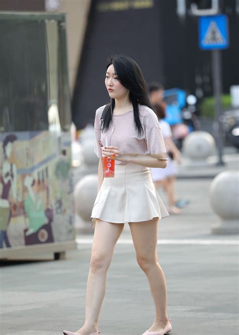 街拍白皙大腿配上狂野纹身尤其是两个异色蝴蝶结竟如此美妙