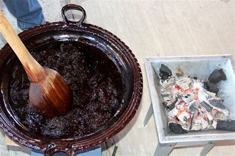 빨간 두더지의 준비 모든 통합 재료와 난로의 불에 거대한 나무 숟가락과 점토 냄비에 전형적인 멕시코 요리 0명에 대한 스톡 사진 및 기타 이미지 Istock