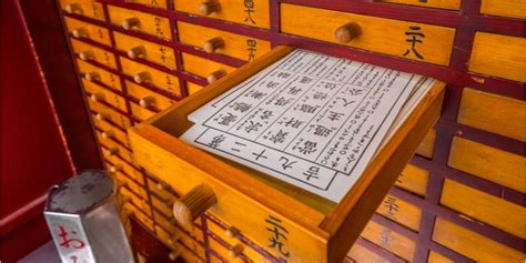 「おみくじは結ぶ」もの？ 持ち帰るもの？ 由来やくじの種類、正しい引き方・有名な神社もご紹介【専門家が解説】 Oggijp