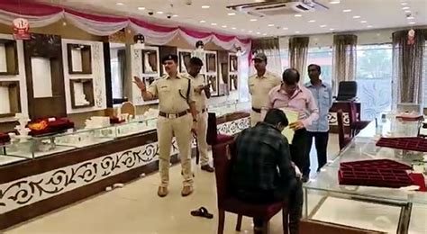 Burglars Break Into Delhi Jewelry Shop Flee With Ornaments Worth Rs 20