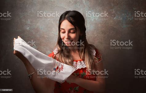 국가 의상을 입은 젊은 칠레 여성 초상화 또는 칠레 국기가있는 스카프를 들고있는 드레스 Fiestas Patrias Chile에 대한 스톡 사진 및 기타 이미지