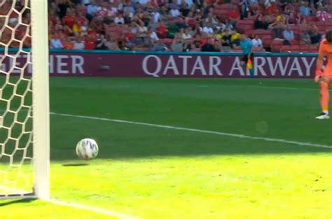 El Insólito Gol En Contra Desde Media Cancha De España Diario Con Vos