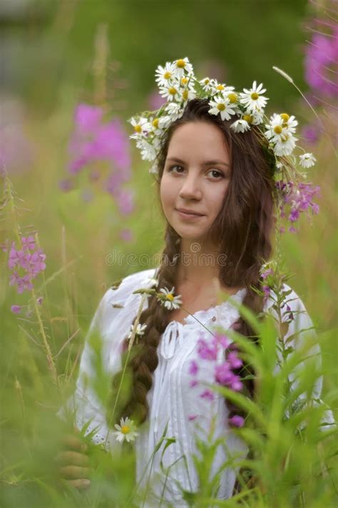 Jovencita Guapa Morena Blanca En Un Campo Con Una Corona De Margaritas Imagen De Archivo