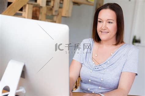穿着便服的女人在办公室里拿着他的手机高清摄影大图 千库网