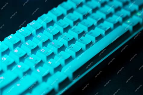 Clavier Bleu Avec Lumières Sur Le Bureau Photo Gratuite