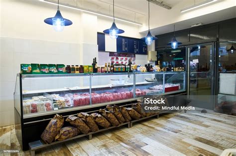 디스플레이에 표시된 다양한 고기 컷과 조제 식품이있는 정육점의 일반적인 모습 0명에 대한 스톡 사진 및 기타 이미지 0명 건강한 식생활 고기 Istock