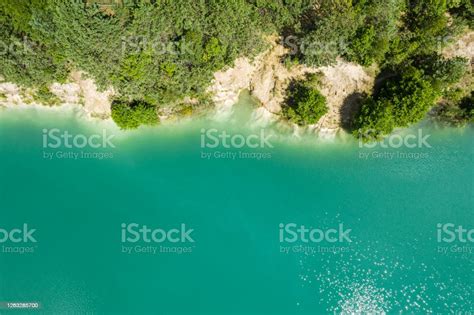 緑の水と夏の森と採石場の湖の空中写真上から見る ターコイズブルーのストックフォトや画像を多数ご用意 ターコイズブルー ベラルーシ