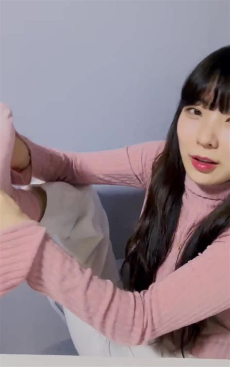 라이브 방송 중에 다리를 들어 올리는 루리 이수현 V앱 1 3 Huck Kr 3887 방송 헉 멜론차트