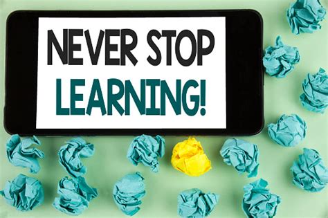 개념적 손을 쓰기 결코 중지 학습 동기 호출을 보여주는 비즈니스 사진 텍스트 향상 기술 일반 배경 종이 볼 휴대 전화 화면에 적힌 자신을 교육 유지 개발에 대한 스톡 사진