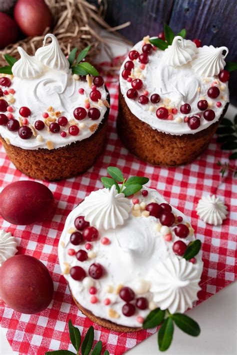 Куличи. Декор куличей меренгой и ягодами. | Baking, Cake decorating ...