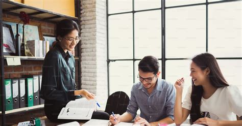 아시아 그룹은 브레인 스토밍 사무실에서 일하고 수업을 검토하고 대학에서 숙제를하고 그룹 개념을 가지고 있습니다 사진 Unsplash의 건강 검진 이미지
