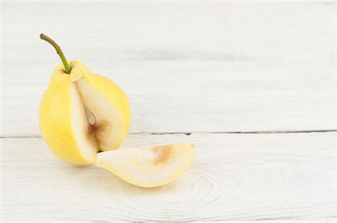 해 부 신선한 익은 노란 배와 소박한 흰색 오래 된 나무 테이블에 배 조각 Pyrus Nivalis에 대한 스톡 사진 및 기타