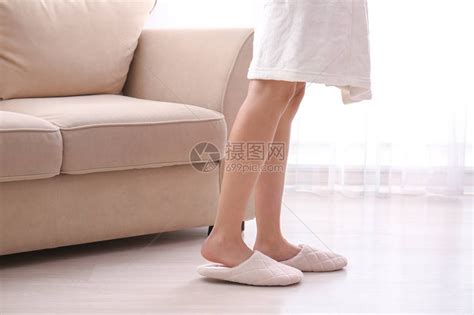 在家穿拖鞋的年轻女人高清图片下载 正版图片503609149 摄图网