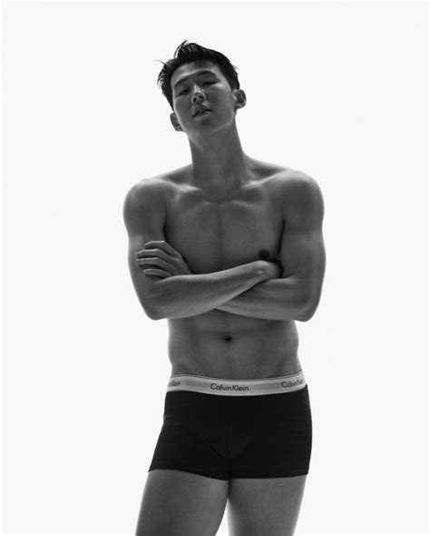 Tiền đạo của Tottenham Son Heung min khoe body cực khủng