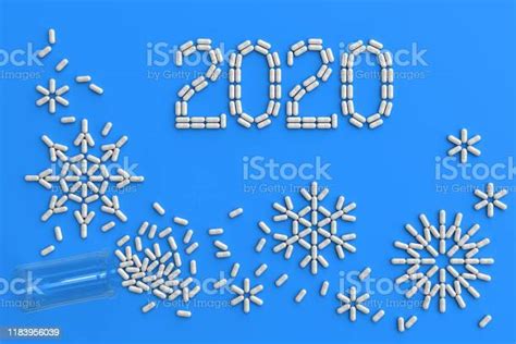 눈송이와 숫자 2020의 형태로 파란색 배경에 흩어져 있는 많은 알약 3d 일러스트레이션 2020년에 대한 스톡 사진 및 기타 이미지 2020년 개념 건강관리와 의술