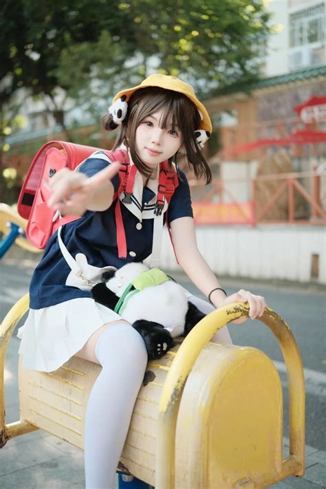 养生健身器材上面的美少女